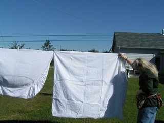 How To Hang Clothes On A Clothesline - Easy Tips, Pictures and Video